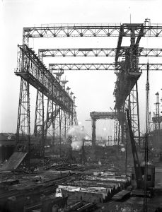 Arrol gantry construction for building Olympic (400) and Titanic (401 ...
